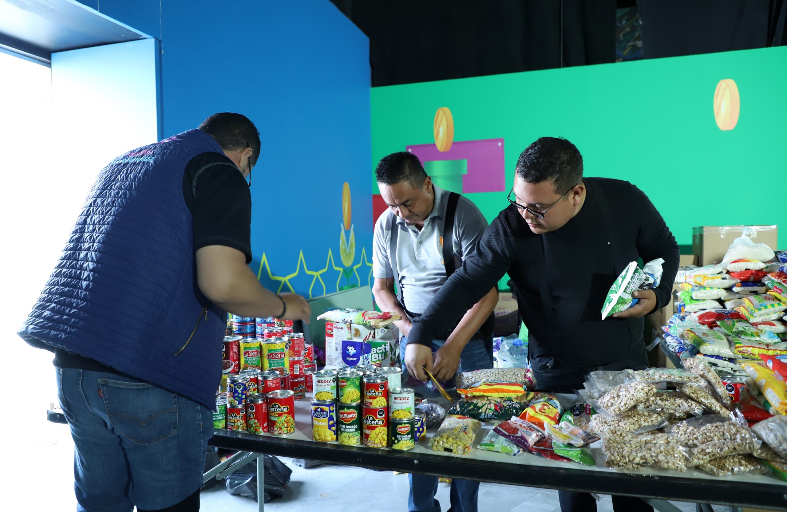 Llega el Primer Tráiler con más de 37 Mil Víveres para las Familias del ...